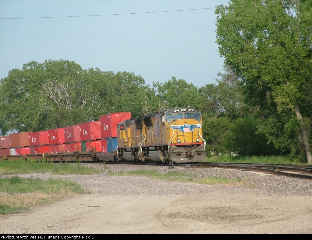 UP 4898 Is Waiting to Lead K-Line Stacks West